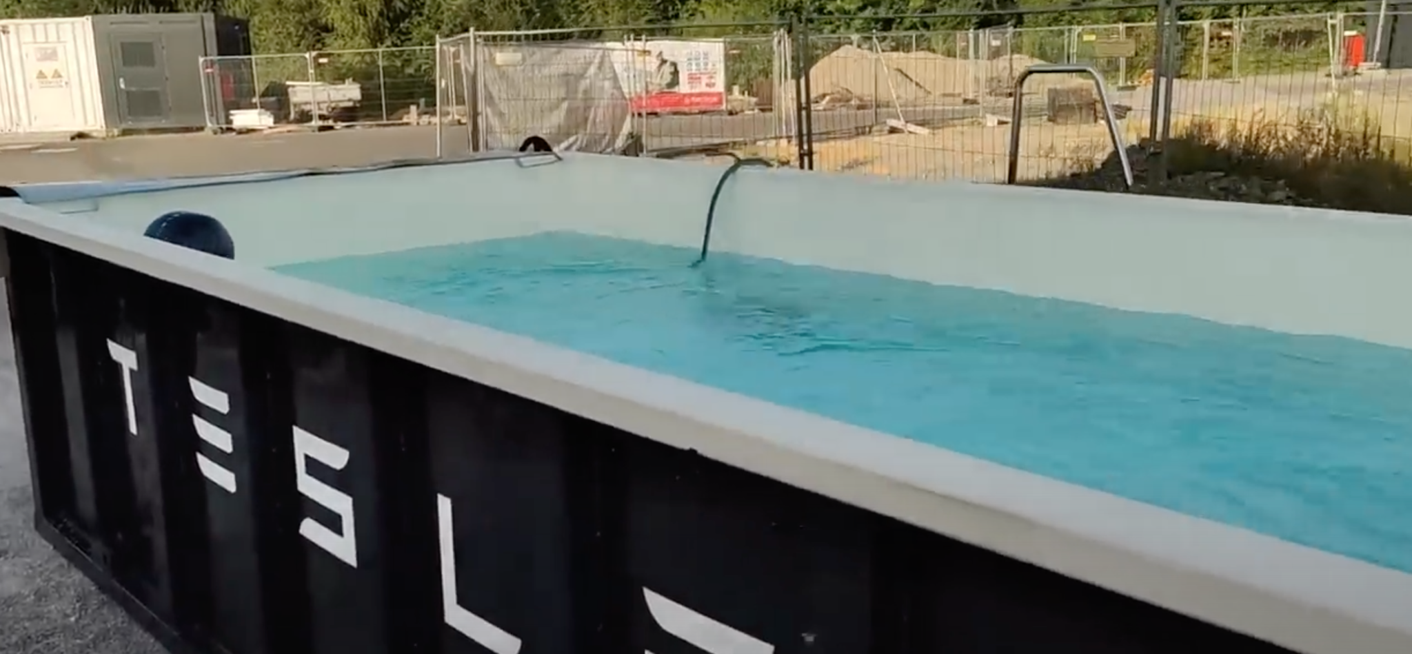 Tesla: ricarica in “relax” grazie ai Supercharger Cubes